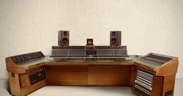 La console Helios con cui fu registrata Starway To Heaven è all’asta ...