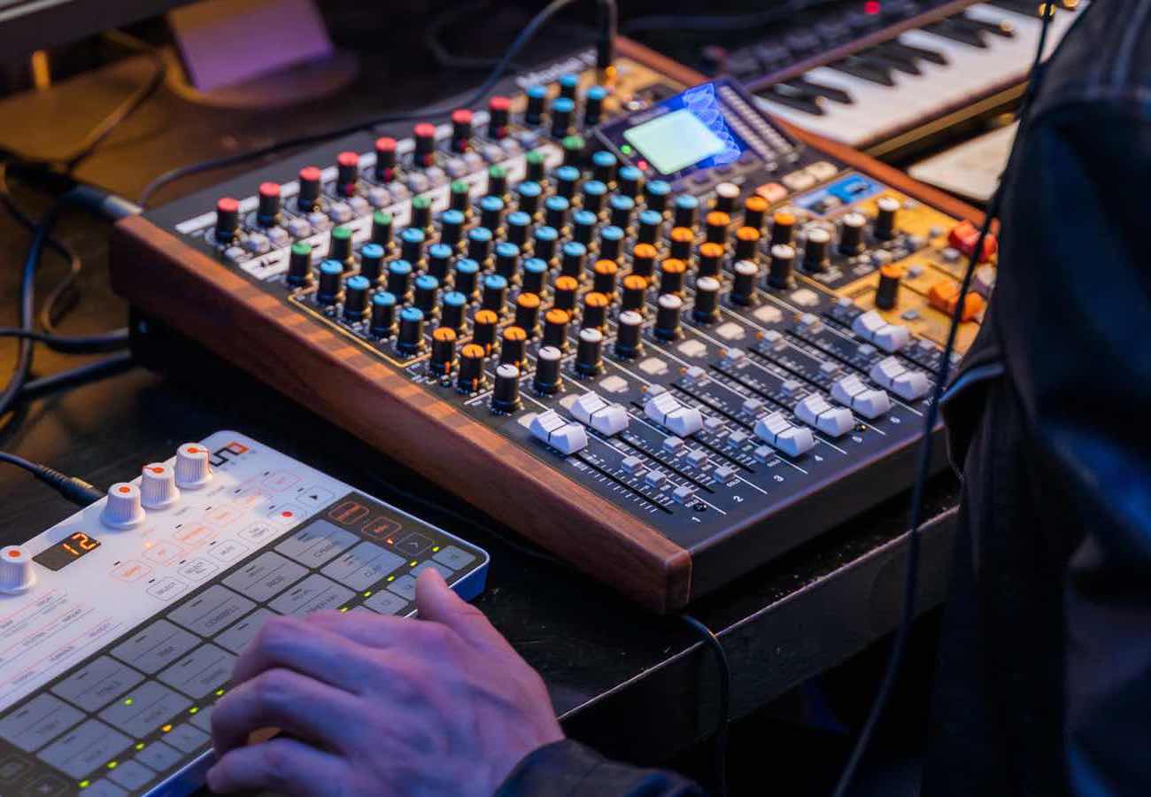 Tascam Model 12, il mixer con registratore multitraccia ora ancora più ...