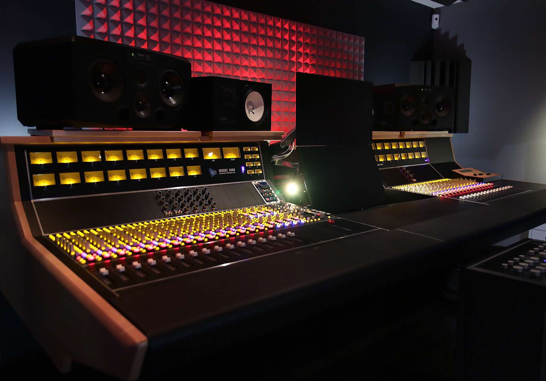 Test: API 1608, il ritorno della console analogica | Audiofader ...